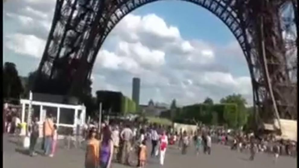 Eiffel Tower Risky Public Threesome Sex Porn Videos