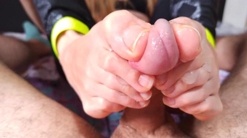 Perfect Teen Gives Lubed Footjob With Very Oiled Feet And Massive