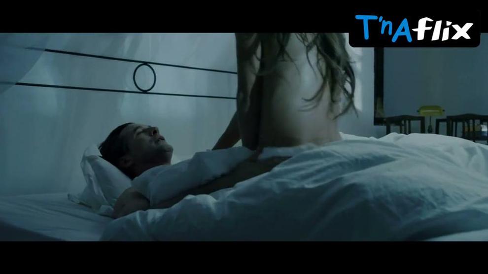 Sarah Butler Breasts Scene In The Stranger Within Porn Videos