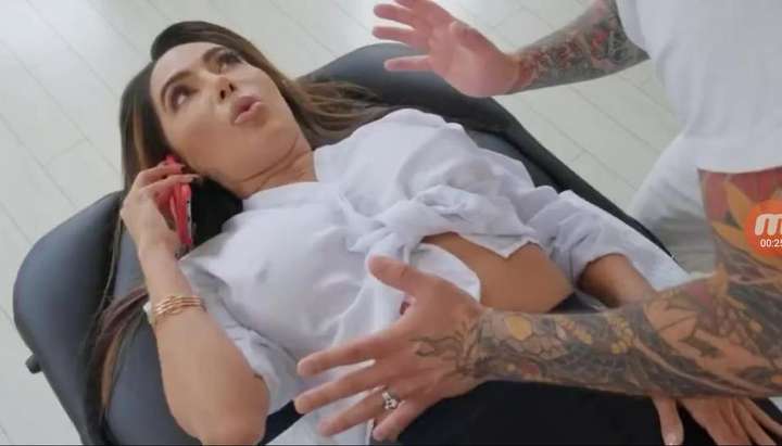 Brazzers Le Dan Un Masaje En Sus Grandes Tetas Y Se La Follan Lel Video